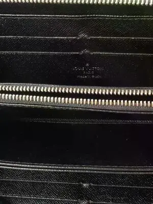 LOUIS VUITTON Zippy Wallet