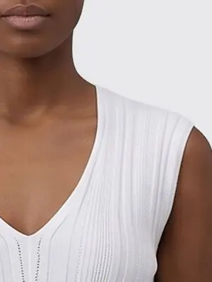Closed Sleeveless V-neck Knit Top