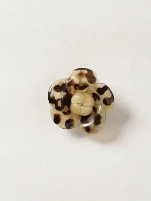 ALLUJEWELS Flower-shaped Horn Brooch With Tortoiseshell And Polka Dot Pattern