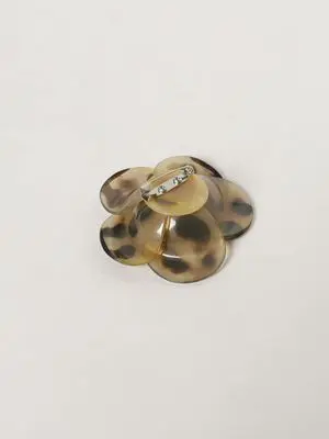 ALLUJEWELS Flower-shaped Horn Brooch With Tortoiseshell And Polka Dot Pattern