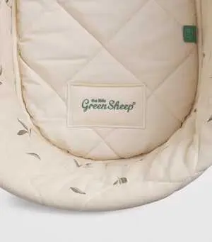 THE LITTLE GREEN SHEEP Quilted Moses Basket And Mattress