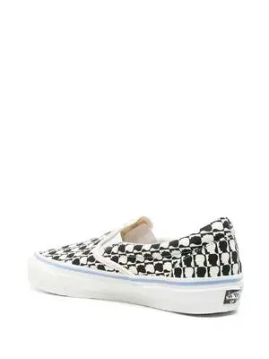 VANS Classic Slip-on Sneakers