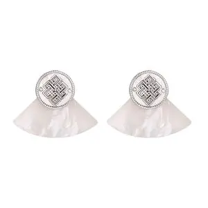 AUROZIA Silver / White Three Charms Venus Bound/ White Gold Plated The Endless Love Knot Fan-shaped Mother-of-pearl Ear Clips - Silver/white