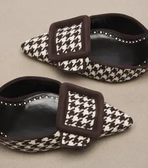 Manolo Blahnik Maysliib Houndstooth Slingback Pumps - Brown