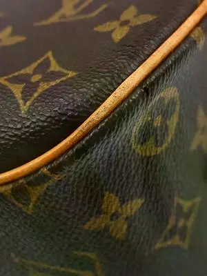 LOUIS VUITTON 1995 Monogram Crossbody Bag