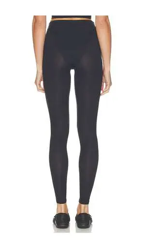 NIKESKIMS Weightless V- Panel Tights In . Also