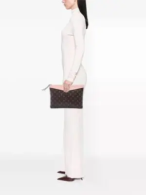 LOUIS VUITTON 2018 Monogram Daily Pouch Clutch Bag