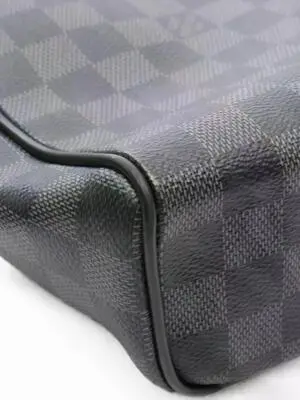 LOUIS VUITTON 2017 Mm District Messenger Bag