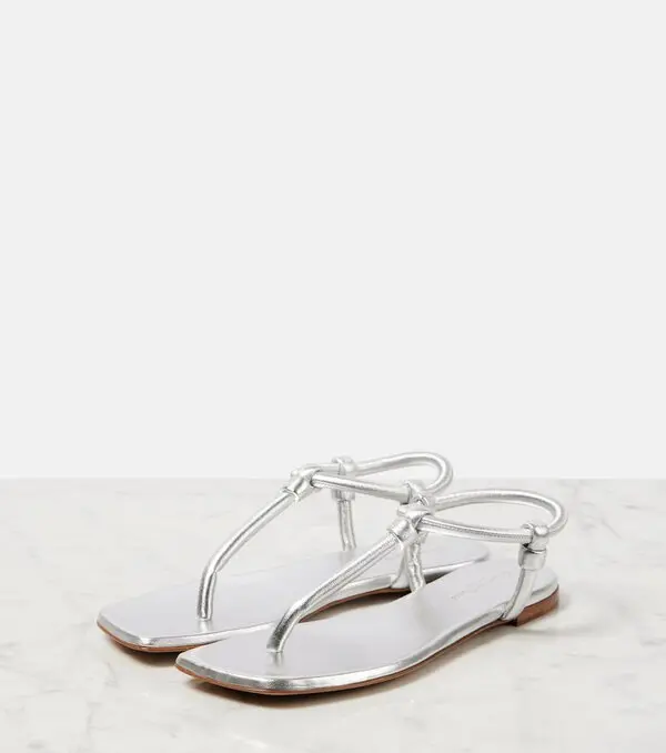 GIANVITO ROSSI Juno Metallic Leather Thong Sandals - Silver