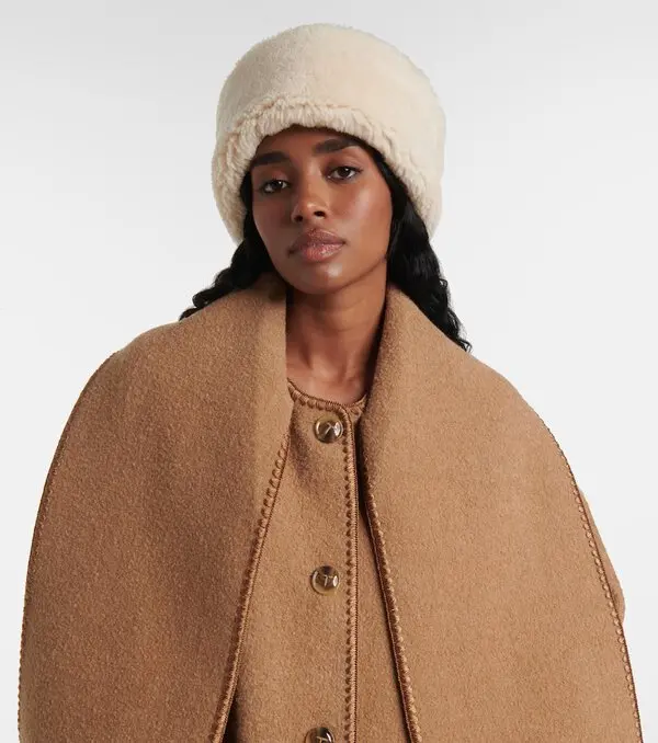 TOTEME Shearling And Leather Hat - Brown