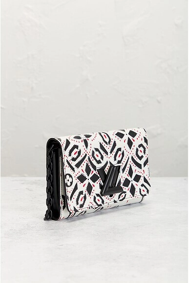 LOUIS VUITTON Portefeuille Twisted Wallet On Chain