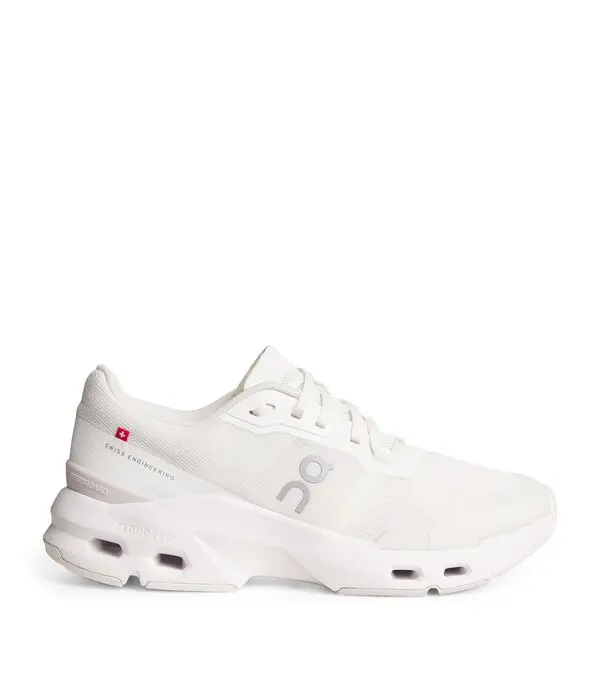 On Cloudpulse Trainers - White