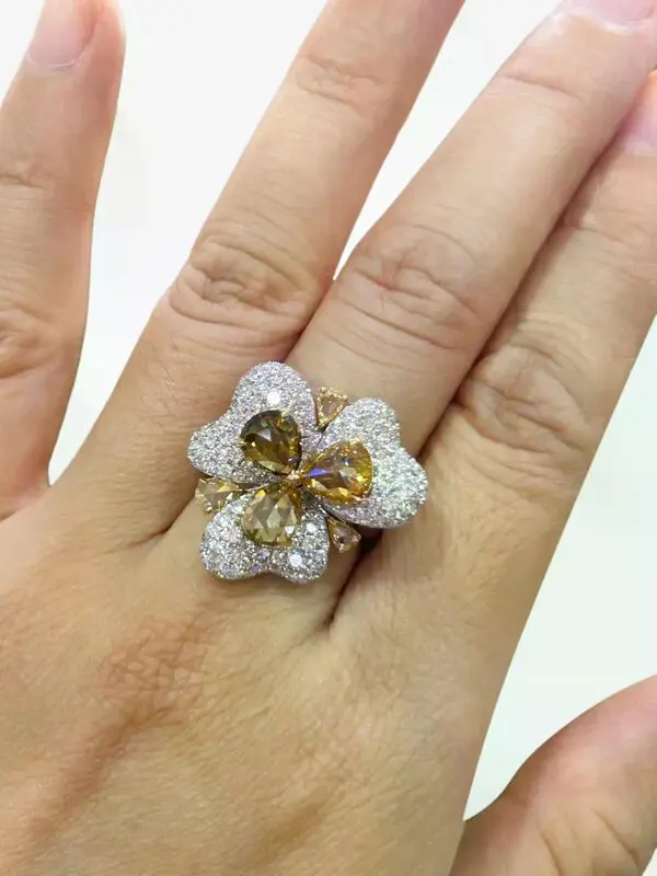 HYT JEWELRY 18k White Gold Diamond Flower Ring - Silver