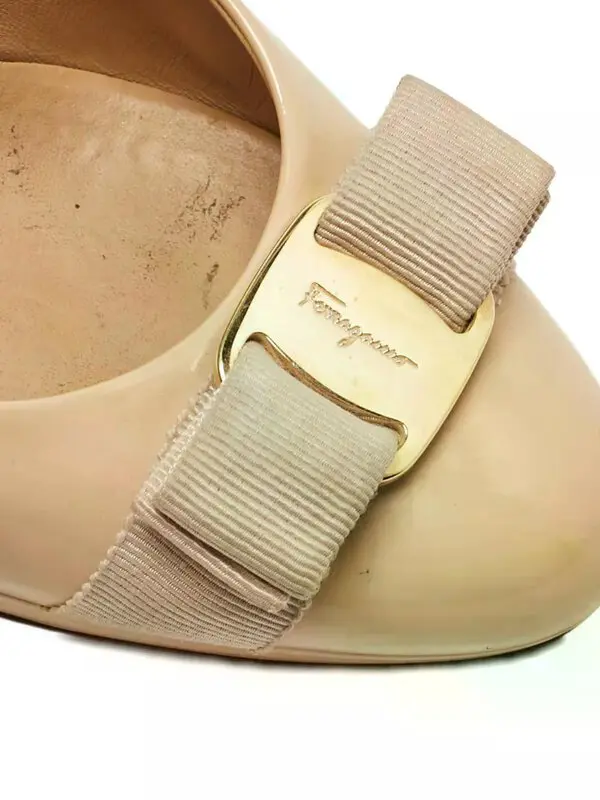 FERRAGAMO Beige Patent Leather Bow Detail Platform High Heel Pumps