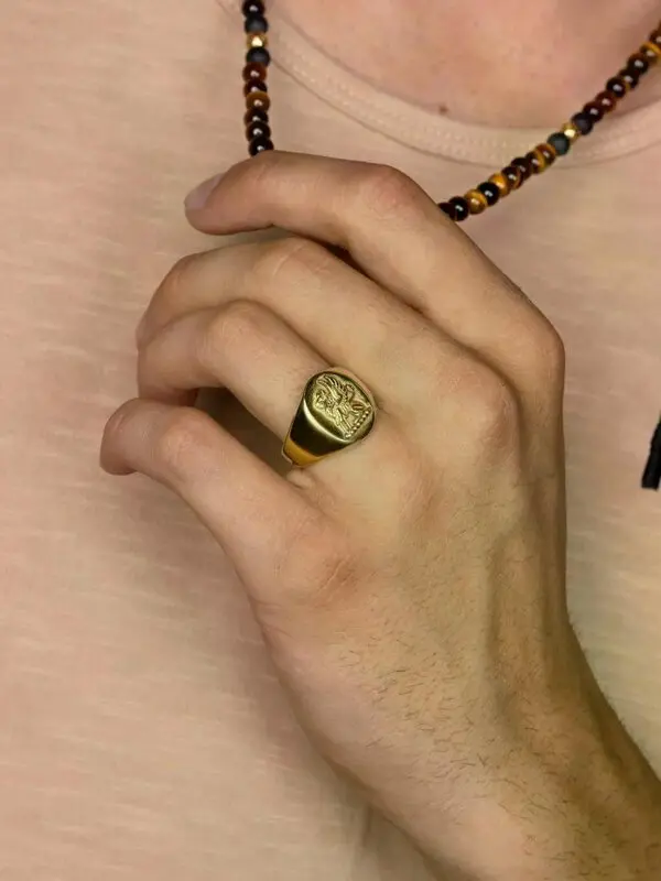 NIALAYA JEWELRY Lion Crest Signet Ring - Gold