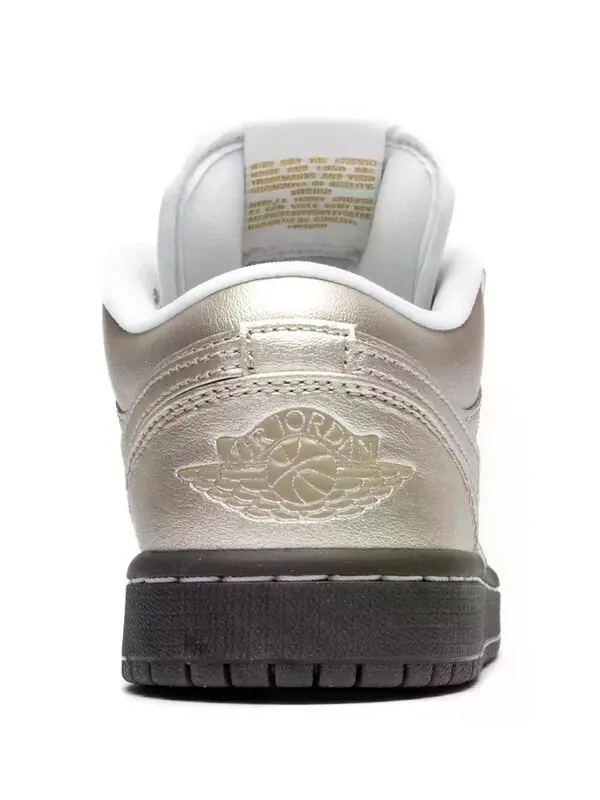 JORDAN 1 Low Top Sneakers