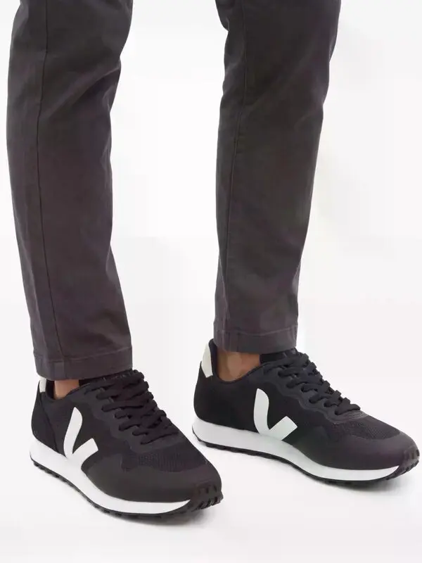 VEJA Logo-patch Low-top Sneakers - Black