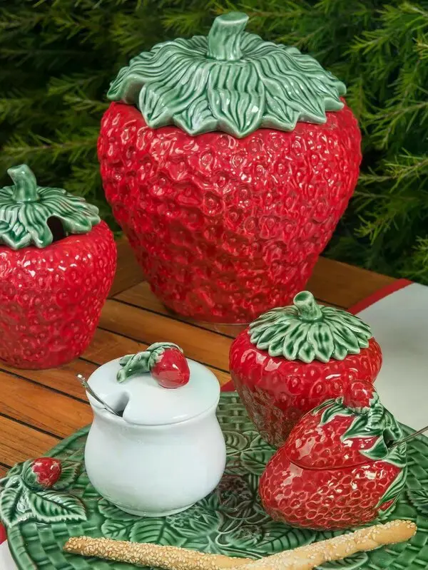 BORDALLO PINHEIRO Morango Glazed Tureen