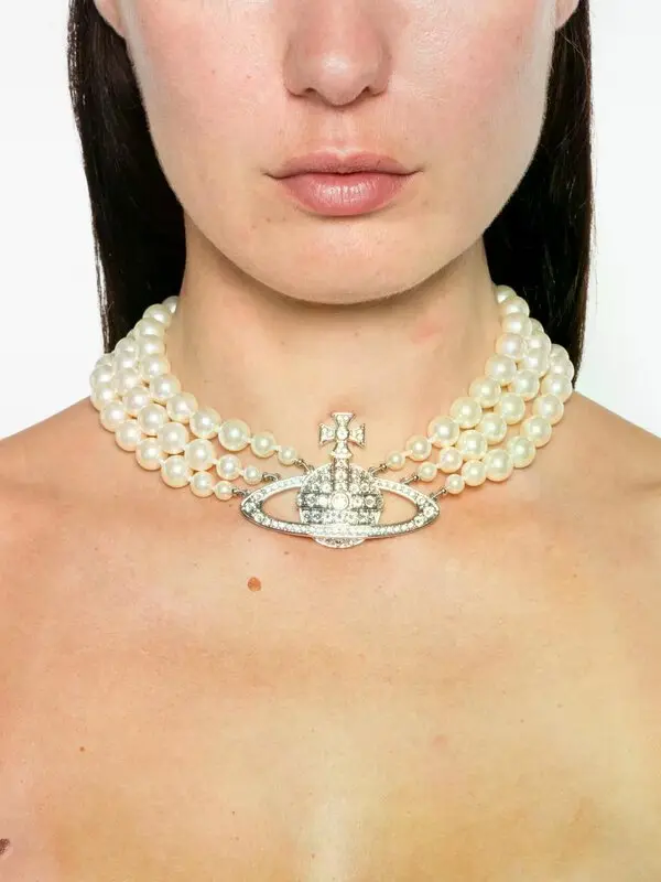 VIVIENNE WESTWOOD Three Row Pearl Bas Relief Necklace - Silver