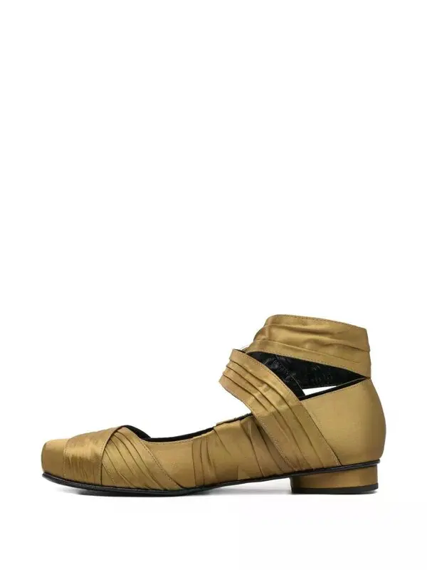 ALOHAS Pleated Buckle Ballet Flats