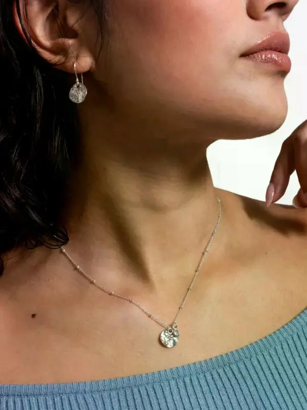 DOWER & HALL Hammered Disc Sapphire Necklace