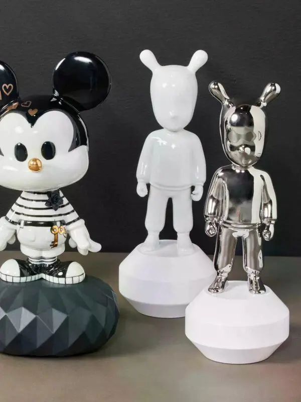 LLADRO The Guest Glossy-finish Figurine