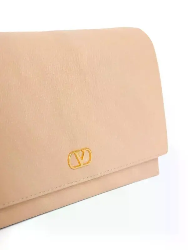 Valentino Garavani Vlogo Signature Grainy Calfskin Wallet With Chain - Neutrals