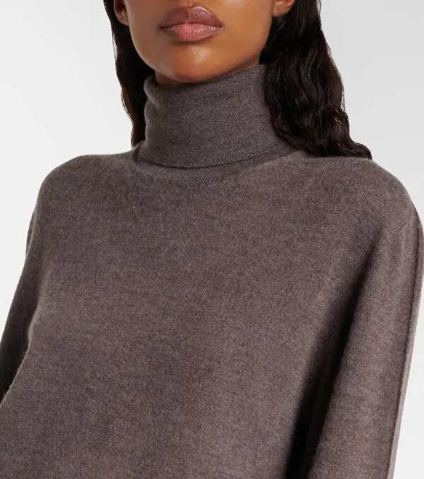 THE ROW Lizzy Cashmere Turtleneck Sweater
