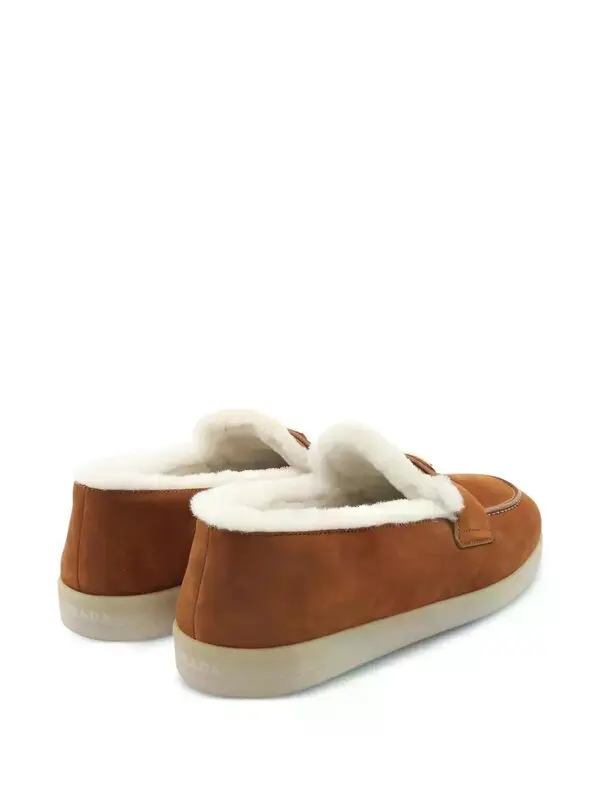 Prada 2020s Logo-plaque Shearling Loafers - Brown