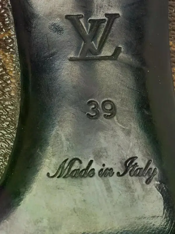 LOUIS VUITTON Stud-embellished Pumps