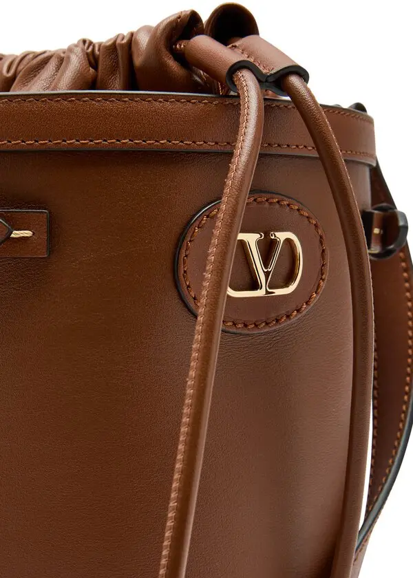 Valentino Garavani Logo-plaque Leather Drawstring Bucket Bag - Brown
