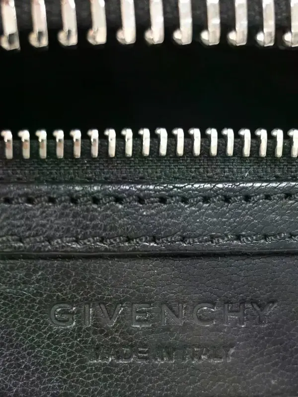 Givenchy Antigona Small Leather Handbag - Black