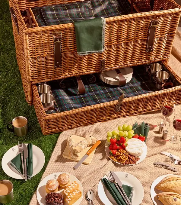 LES JARDINS DE LA COMTESSE Champs Elysées Picnic Basket And Dining Set