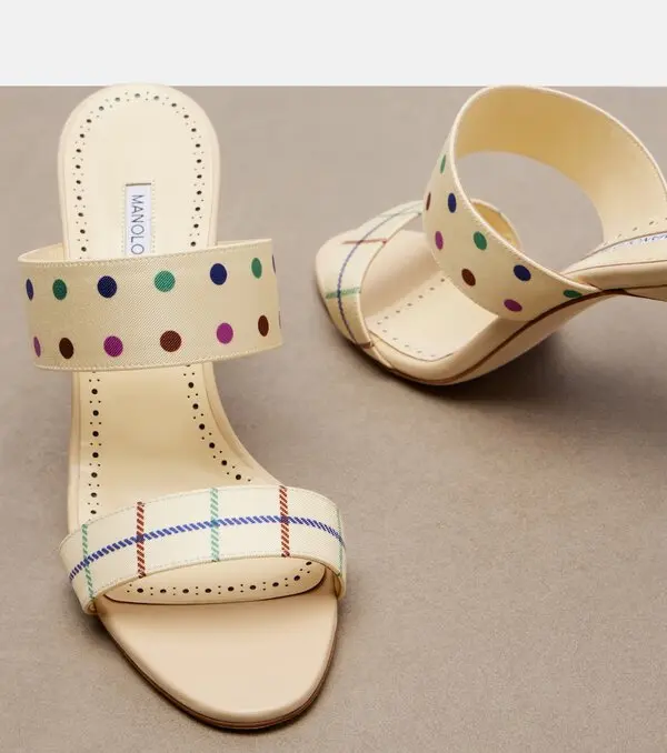 Manolo Blahnik Printed Satin Mules - Beige