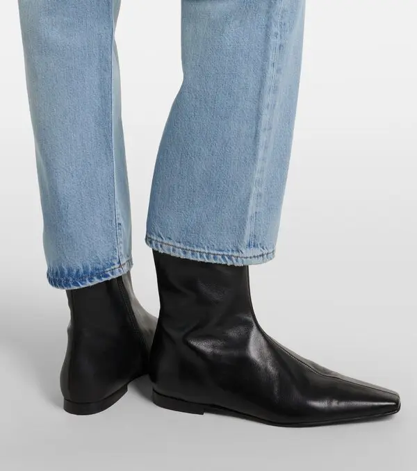 FRAME Off Duty Hang Straight Jeans