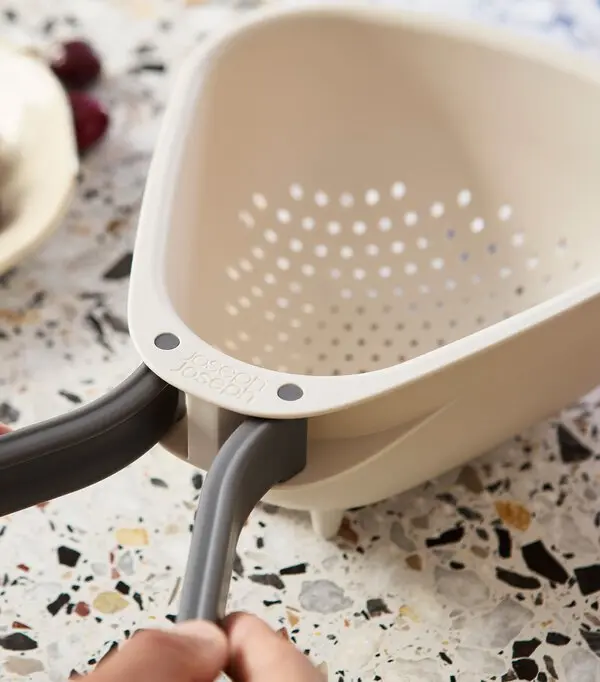 JOSEPH JOSEPH Large Droplet Colander With Folding Handle