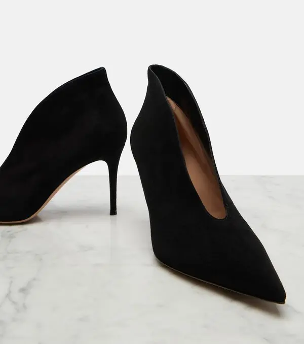 GIANVITO ROSSI Vania Suede Pumps - Black