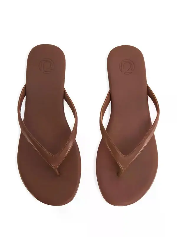 12 STOREEZ Jennifer Thong Sandals