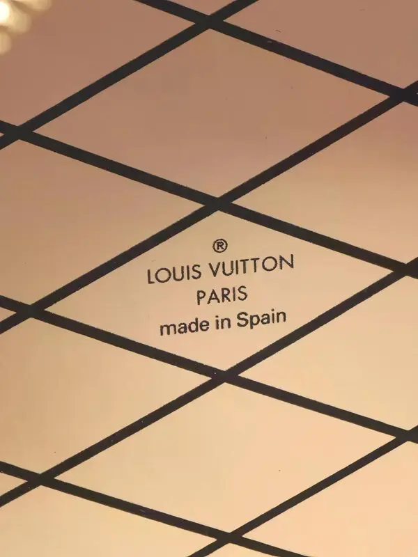 LOUIS VUITTON 2021 Mini Boîte Chapeau Monogram Reverse Tote Bag