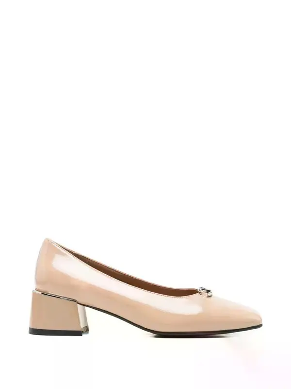 LINDA BAUMANN Patent Finish Logo Plaque Pumps - Neutrals
