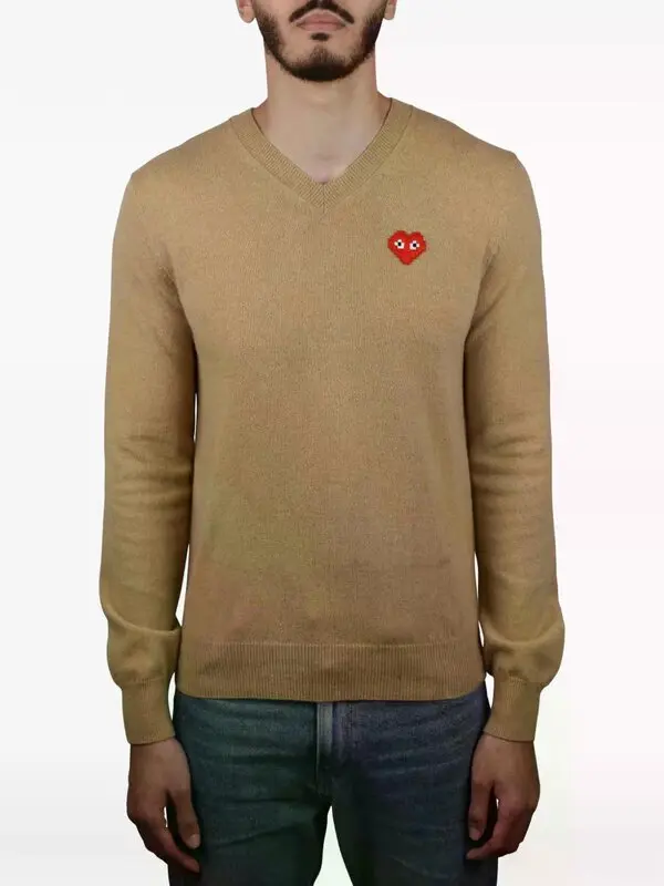 Play Comme Des Garcon Heart Appliqué V-neck Sweater - Neutrals