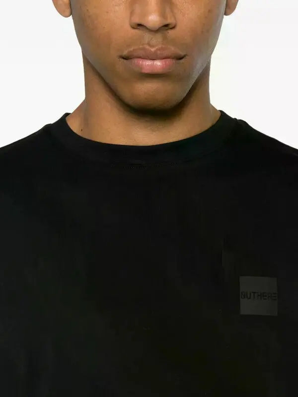 OUTHERE Logo-patch T-shirt - Black