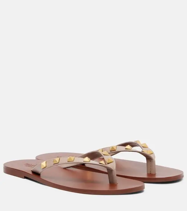 Valentino Garavani Rockstud Leather Thong Sandals - Beige