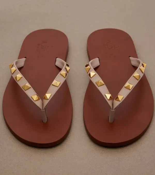 Valentino Garavani Rockstud Leather Thong Sandals - Beige