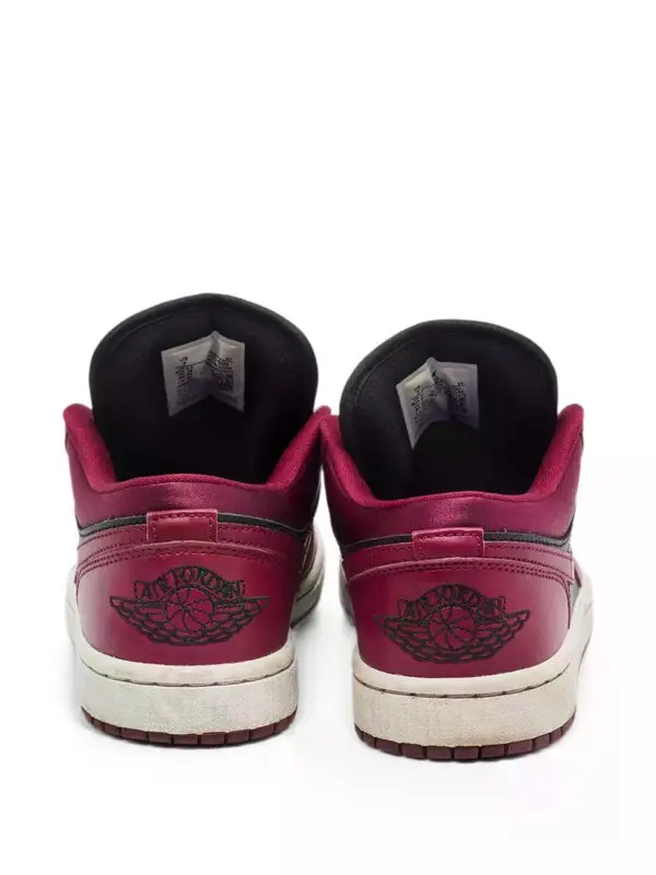 JORDAN 1 Low Sneakers