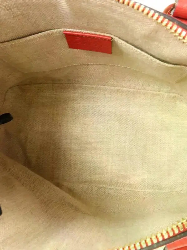Gucci Gg Charm Leather Shoulder Bag - Red