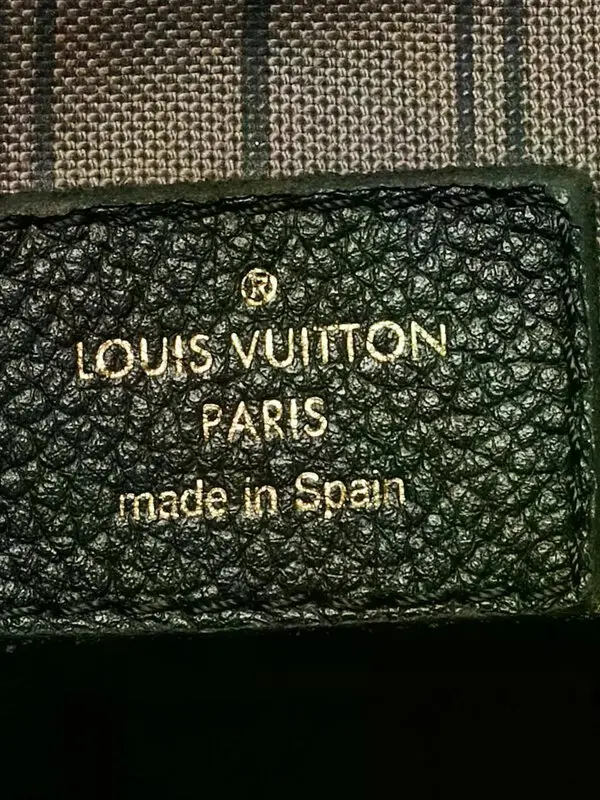 LOUIS VUITTON Artsy Monogram Leather Tote Bag - Black