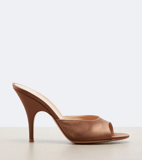 GIANVITO ROSSI Sofia Mules - Beige