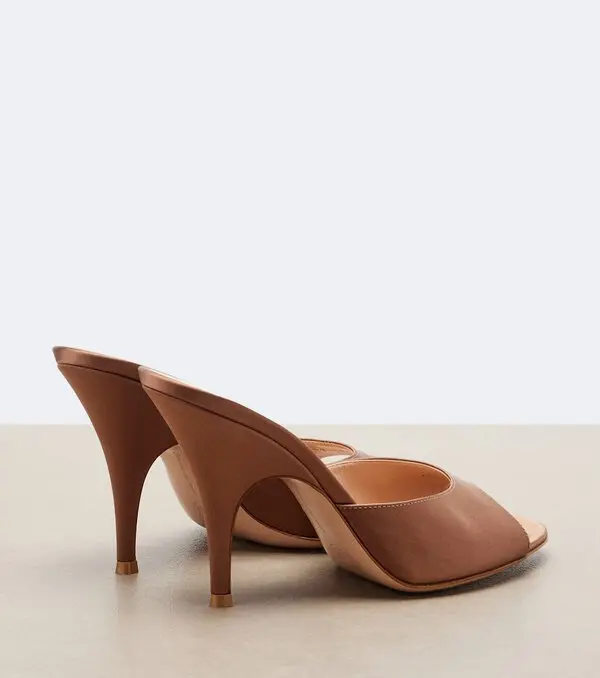 GIANVITO ROSSI Sofia Mules - Beige