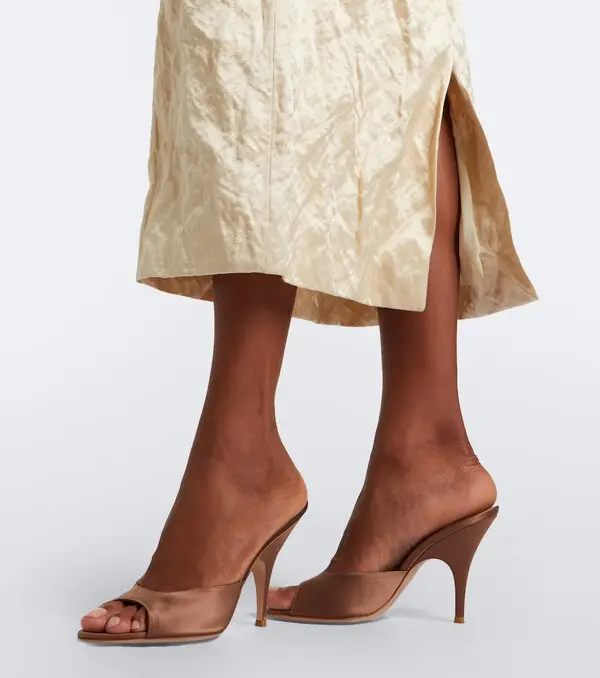GIANVITO ROSSI Sofia Mules - Beige
